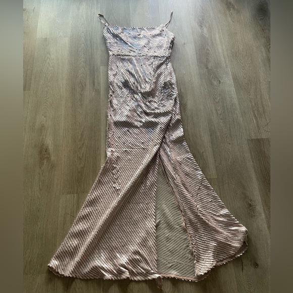 Elliatt | Dresses | Elliatt Spinel Bronze Mauve All Over Sequin Cowl ...